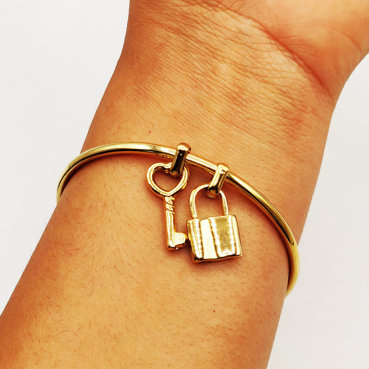 Bracelet Rigide Pendentifs Clé et Cadenas – Hanan Channel